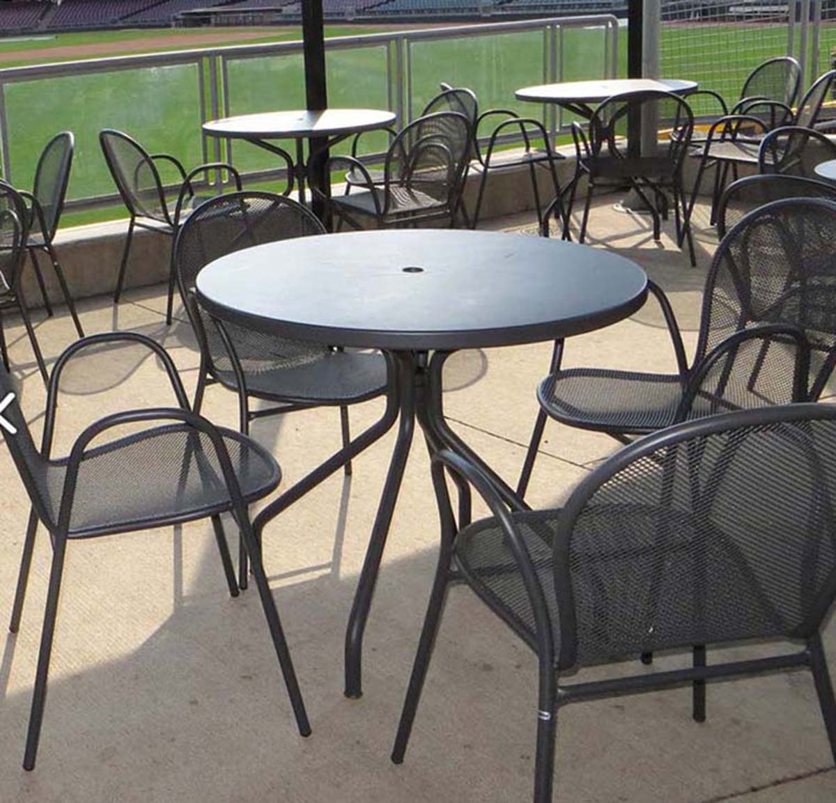 Arteficius | Solid Round Table, Emu