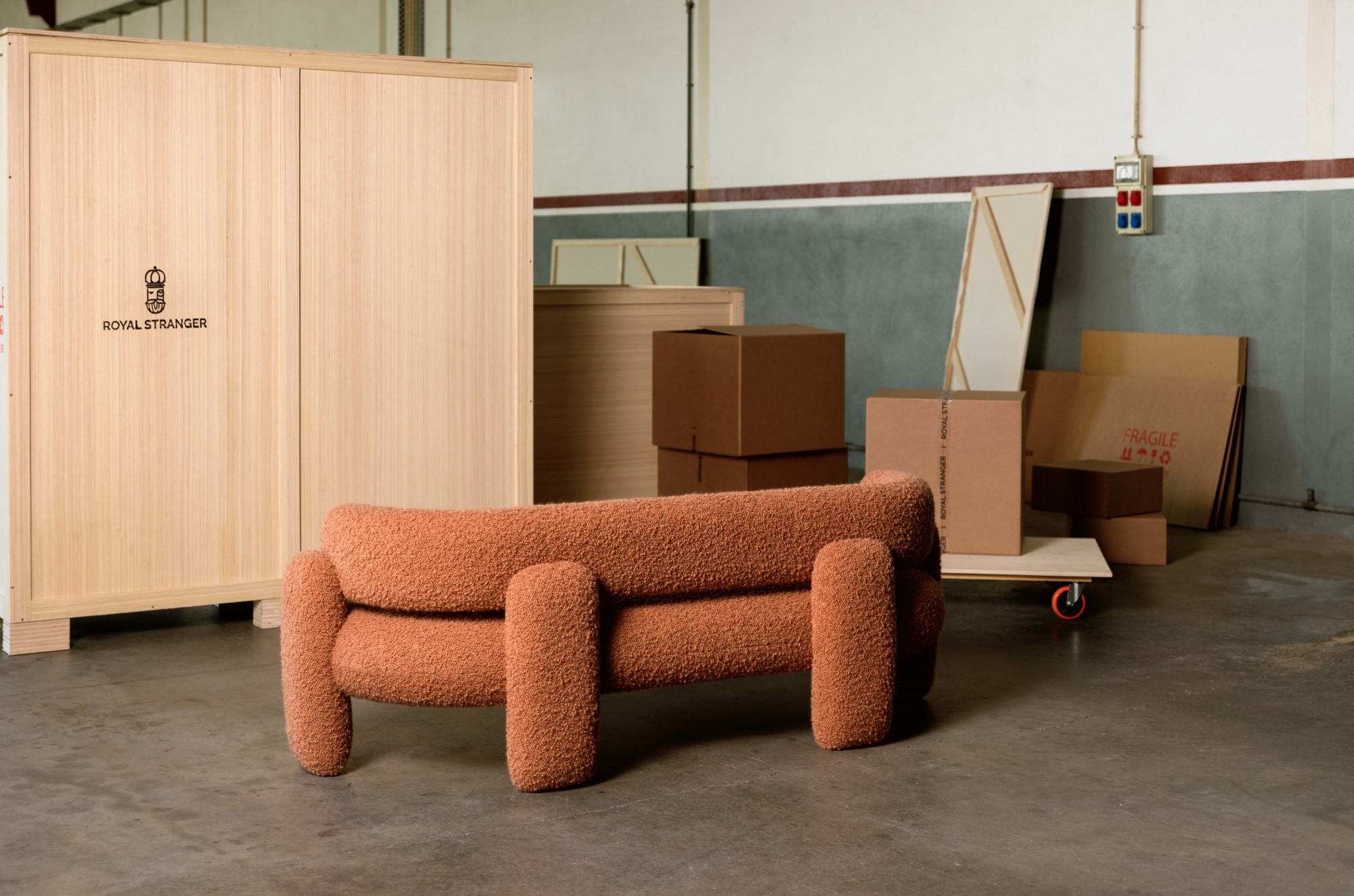 Arteficius I Embrace Sofa, Royal Stranger